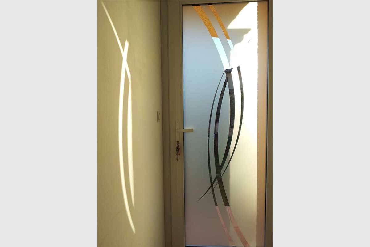 Porte entree vitree PVC sablee courbes | GMA Fenêtres Alès